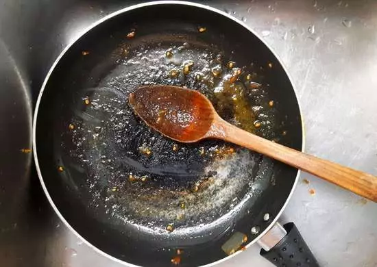 Πώς να καθαρίσετε κατσαρόλες και τηγάνια με το Kool-Aid