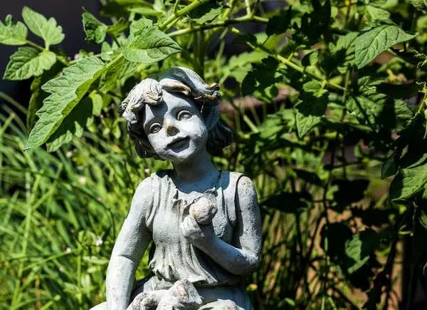Afegiu escultures de jardí al pati