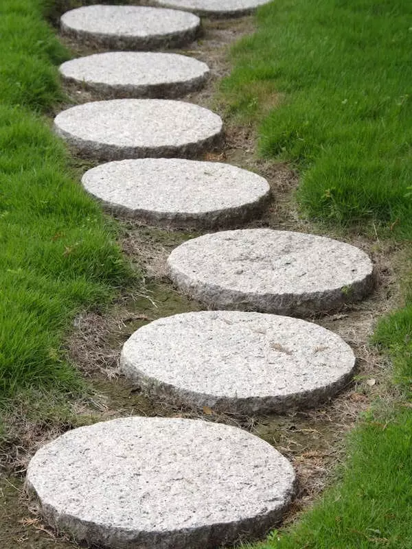 Dodajte kamene za stepenice u dvorište