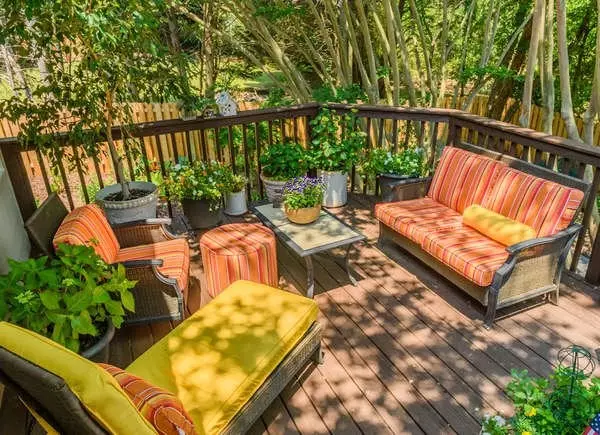 Adjon színes bútorokat az udvarhoz