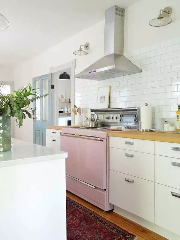 Ружичасти кухињски апарати