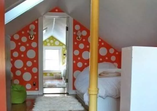 Orangefarbenes Kinderzimmer