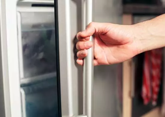 Pinagpapawisan ang refrigerator