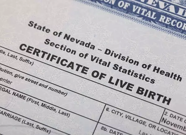 Certificati di nascita e decreti di adozione