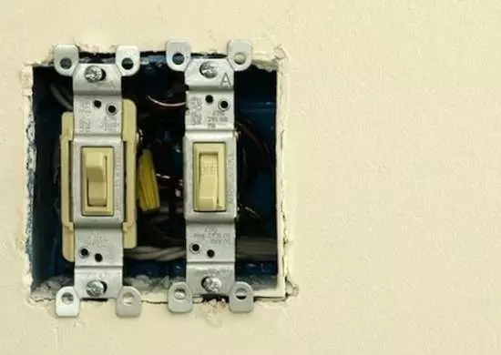 Installéiert en Dimmer Switch