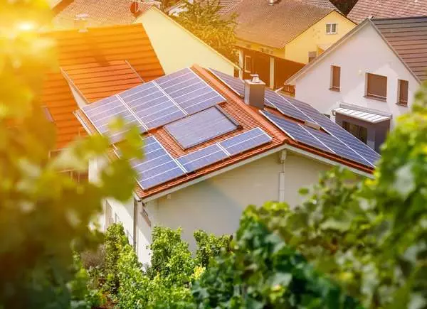 Saulės baterijos ant namo kaimynystėje