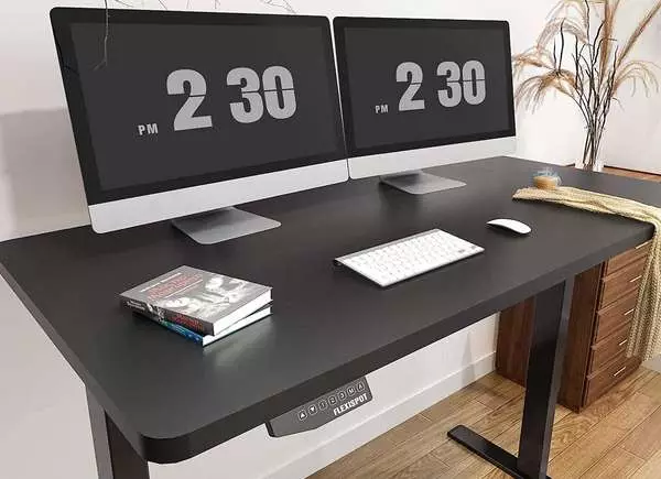 可调节高度的站立式办公桌在家工作