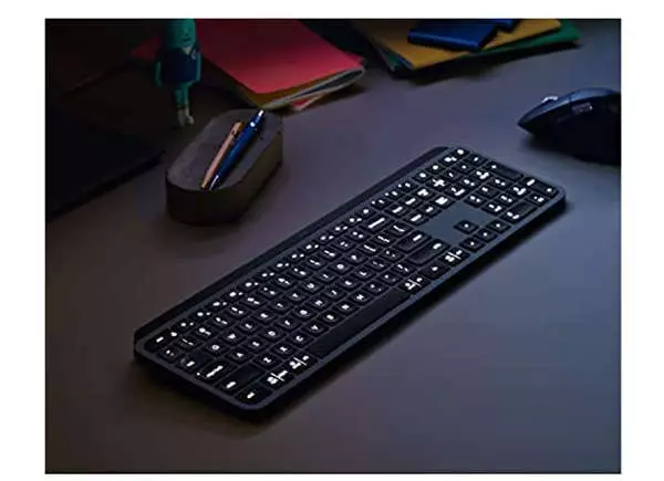 Tastatura iluminată fără fir lucrează de acasă