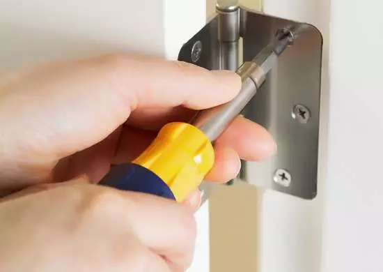 Как да поправите скърцаща врата