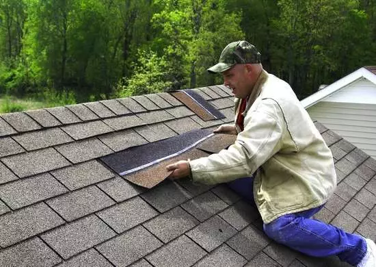 Reparați sau înlocuiți acoperișul