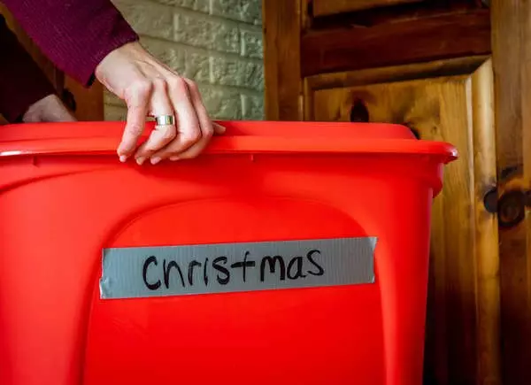 hur man packar bort juldekorationer