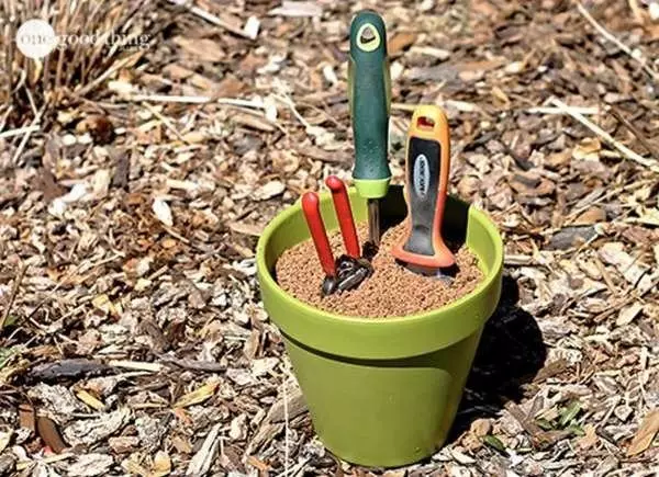 Recyclez une jardinière pour ranger et affûter les outils de jardin