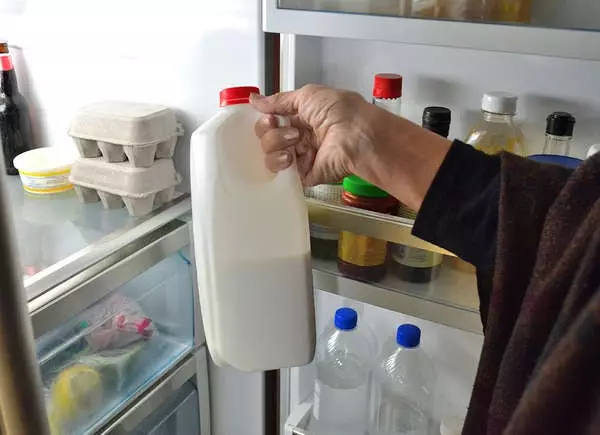 用空牛奶罐装满半满的冰箱