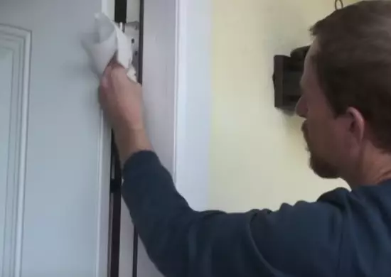 Використовуйте майонез, щоб перестати скрипіти двері