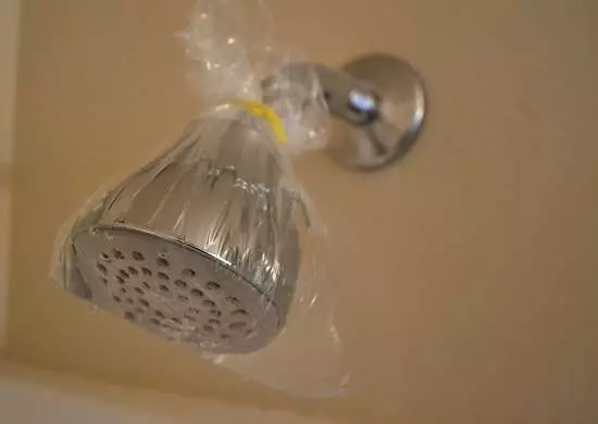 Linisin ang Iyong Shower Head gamit ang Plastic Bag