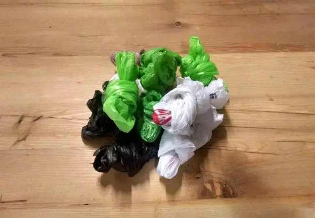 Műanyag zacskók tárolása – csomózott