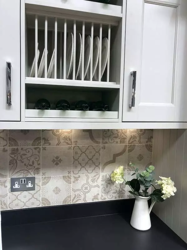 Smart Kitchen Storage Ideas - shkafning vertikal ajratgichlari