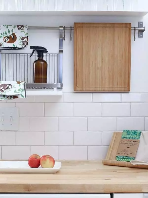 Smart Kitchen Storage Ideas - ganchos para cociña