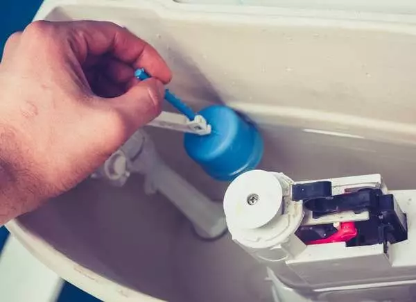 Добавете празни пластмасови бутилки към вашата тоалетна чиния