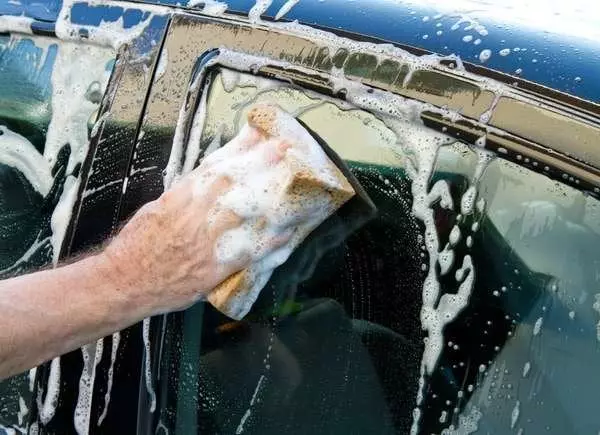 שטפו את המכונית עם פחות מים