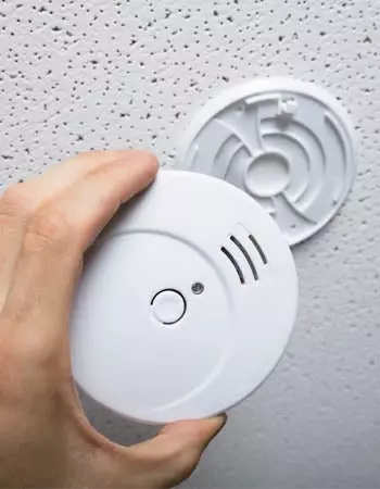 Detektor dima cvrči Alarm može zahtijevati zamjenu