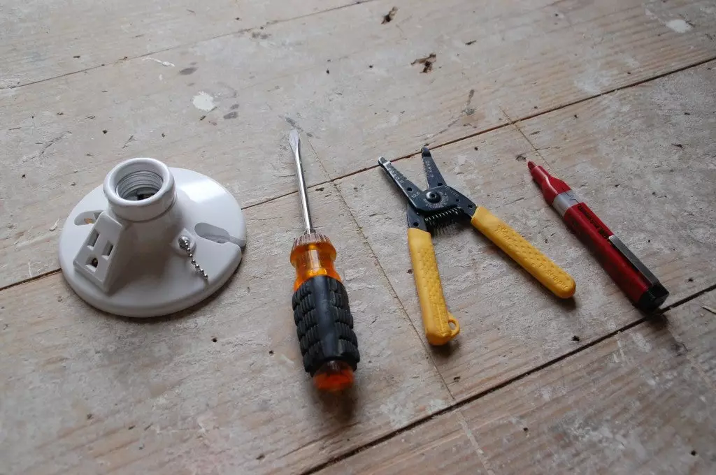 Si të instaloni një pajisje ndriçimi - Mjetet dhe materialet