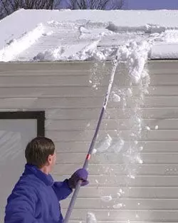 rake bumbung untuk mengeluarkan salji dari bumbung