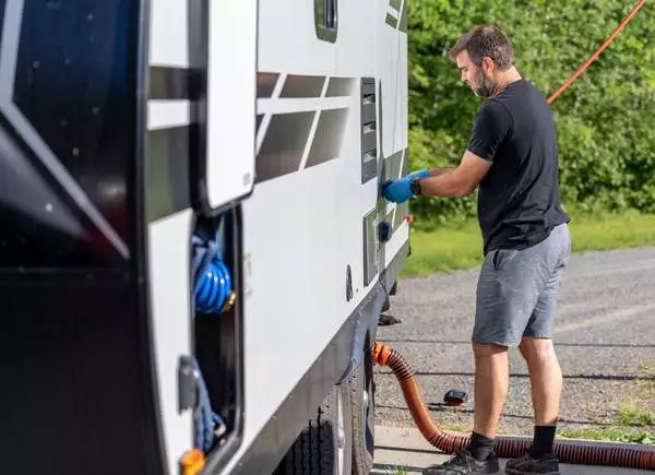 Man tömmer septiktank och husbil