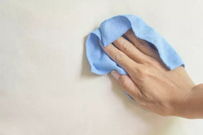 preveniți bulele de vopsea curățând mai întâi pereții