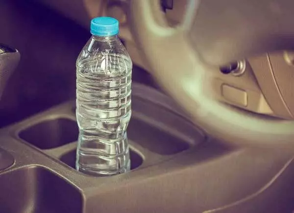 Vai jūs varat atstāt ūdens pudeles karstā automašīnā?