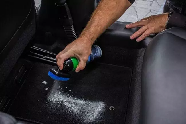 Најбоља опција за чишћење тепиха у аутомобилу
