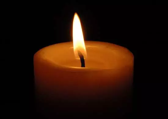 Verwendung einer Kerze während eines Stromausfalls