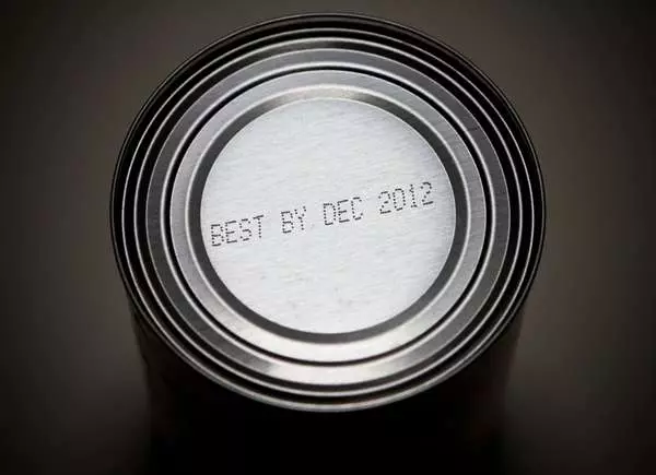Detail plechovky s dátumom spotreby z decembra 2012