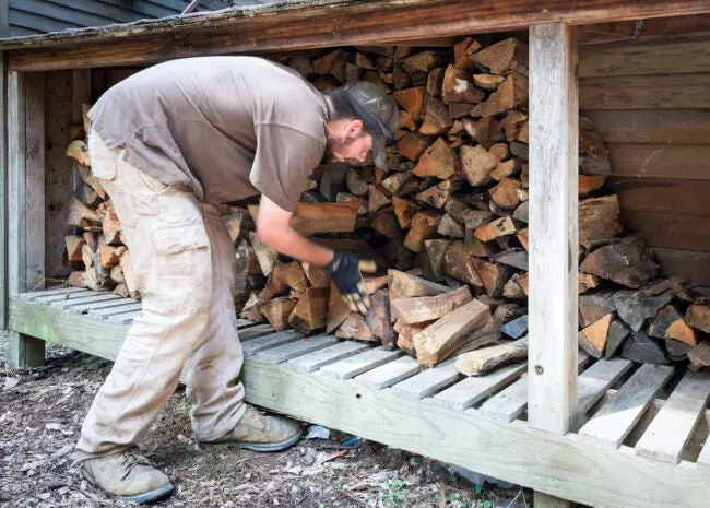 Lagern von Brennholz für den Kamin