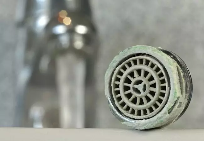 Unsaon Pag-instalar ug Water Softener - Mineral Deposit sa Faucet Aerator