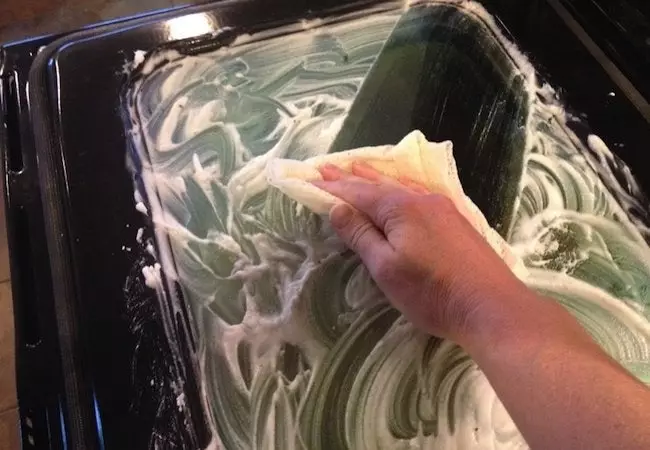 Πώς να καθαρίσετε το τζάμι του φούρνου - σκουπίστε