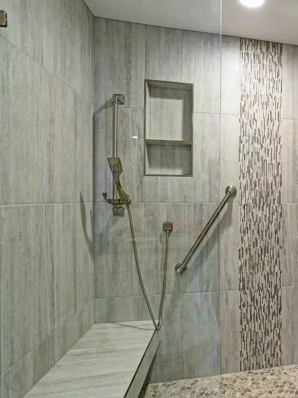 Douche avec siège intégré pour plus de sécurité