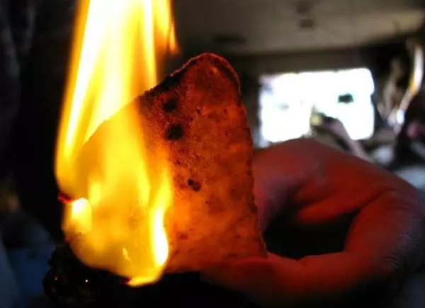 Χρησιμοποιήστε Chips για ένα DIY Firestarter