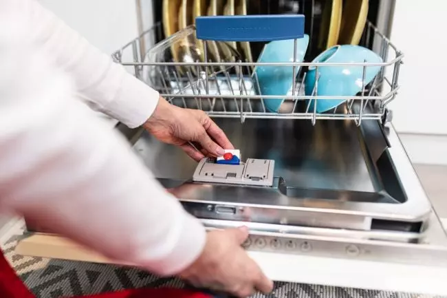 Ang Pinakamahusay na Opsyon sa Dishwasher Detergent para sa Paglilinis ng mga Plato, Mangkok, at Salamin