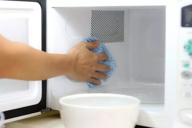 como limpar un microondas