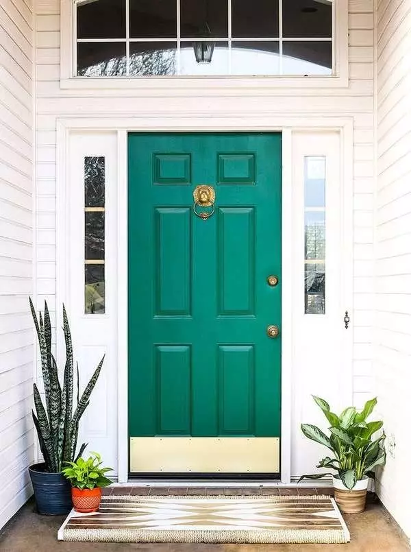 समोरचा हिरवा दरवाजा