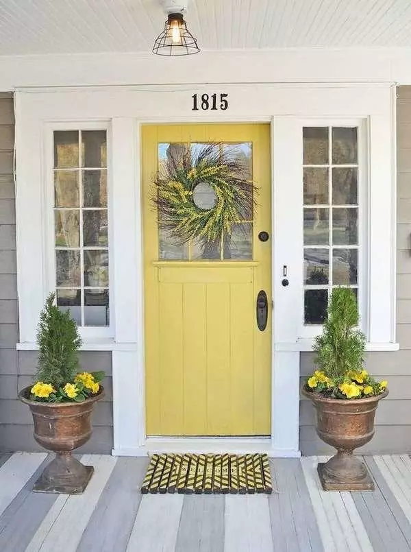 Жълта входна врата