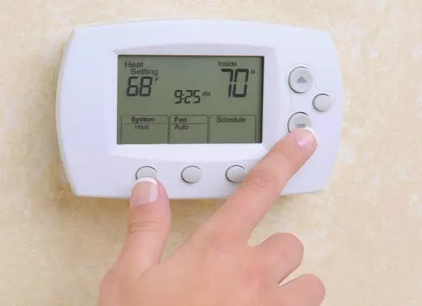 Wiesselt op e Programméierbaren Thermostat