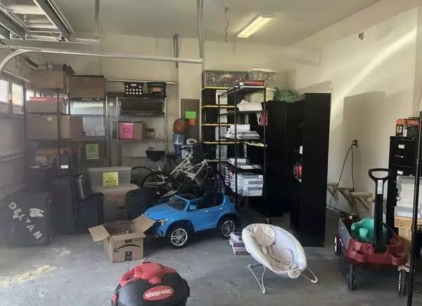 Preuređenje garaže pomoću DIY zidnih polica