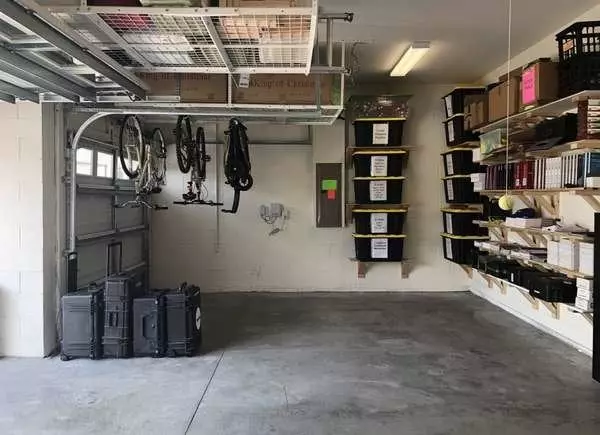Přestavba garáže pomocí nástěnných polic pro vlastní potřebu