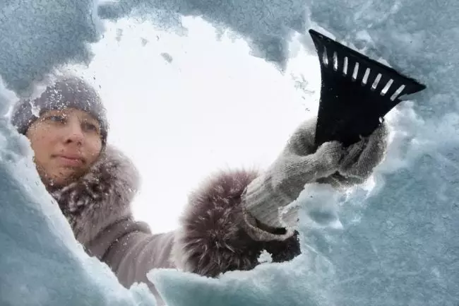 Scraper Es Paling Apik kanggo Nyopir ing Musim Dingin