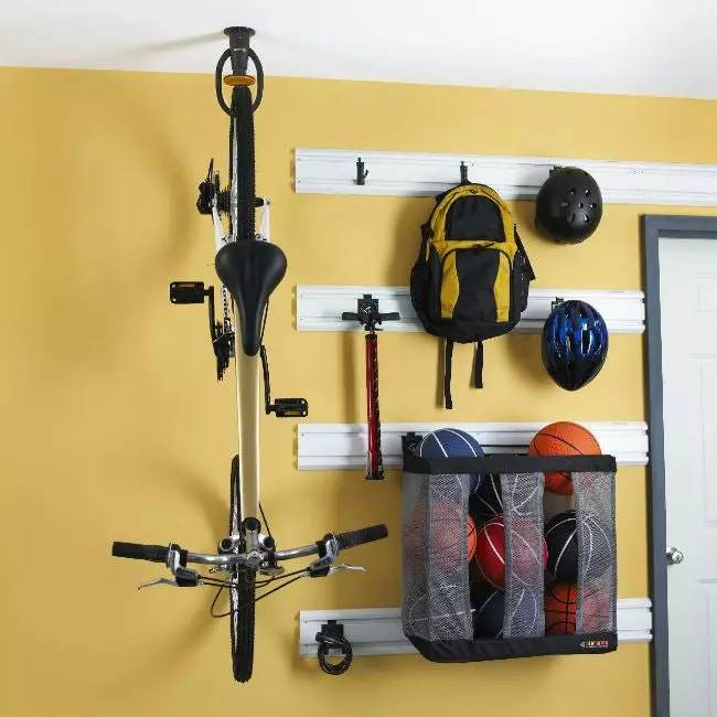 Hoe kinne jo in fyts oan 'e muorre montearje mei in Gladiator GarageWorks' Advanced Bike Storage