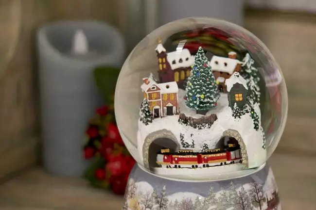 Det bästa juldekorationsalternativet: Roman Store Winter Scene Glitterdome
