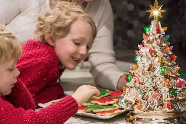 Opsioni më i mirë i dekorimit të Krishtlindjeve: Pema e Krishtlindjeve prej qeramike me shampanjë 15 inç RJ Legend