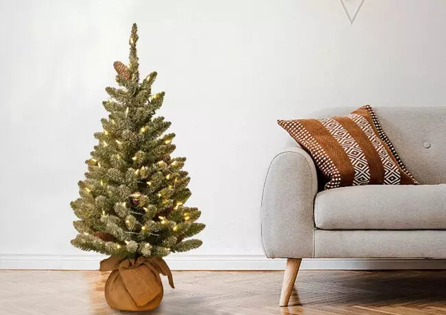 Cea mai bună opțiune de decorare de Crăciun: Mini brad artificial pre-iluminat National Tree Company